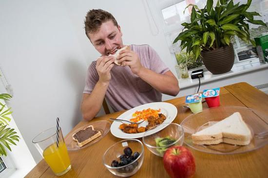 英国男子患饮食失调症 近20年几乎只吃鸡块和薯条-大河网